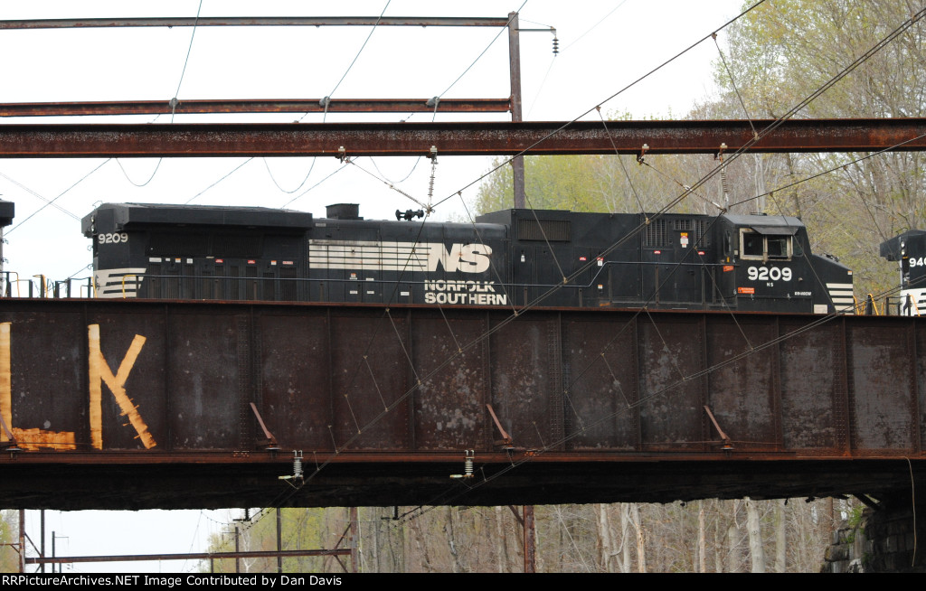 NS C40-9W 9209 on 17G..